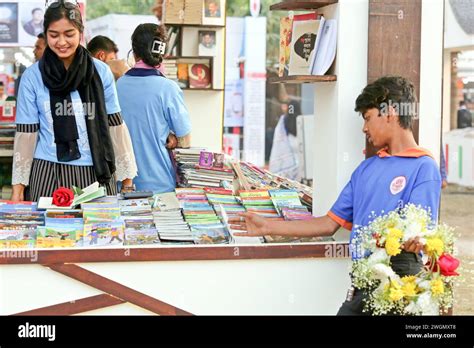 Buchmesse In Dhaka Visitors Read Books At The National Book Fair Named