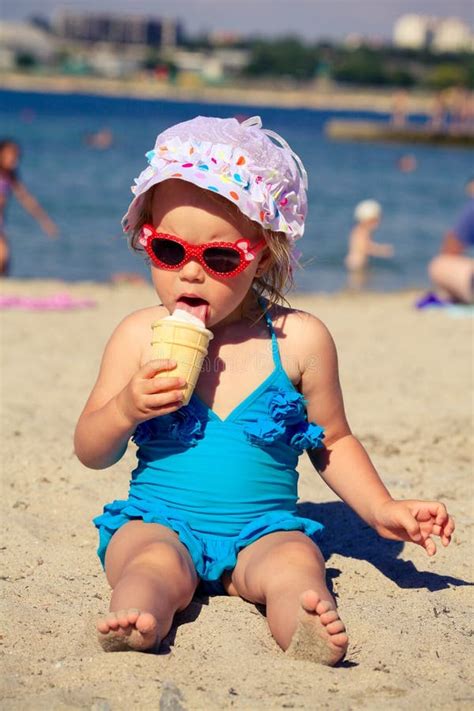 Mała Urocza Dziewczyna Z Lody Na Tropikalnej Plaży Obraz Stock Obraz