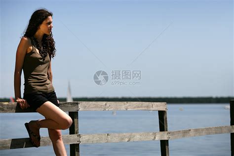 妇女独自站在码头上高清图片下载 正版图片321238978 摄图网