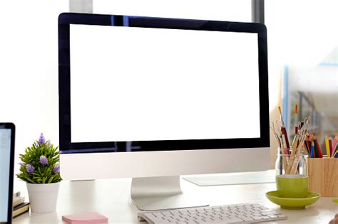 데스크톱 컴퓨터와 세련 된 작업 영역 책상에 대한 스톡 사진 및 기타 이미지 책상 컴퓨터 모니터 사무실 Istock