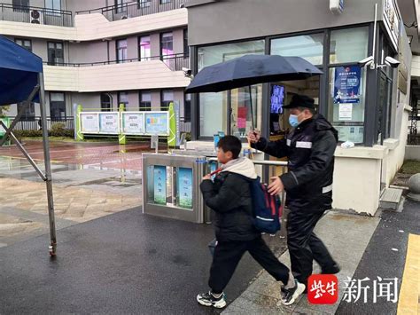 开学遇大雨，无锡梁溪城管撑起“安全伞”保障安全网入校