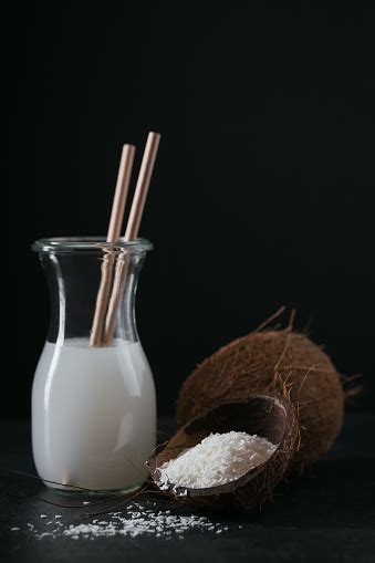 빨대 코코넛 플레이크를 검은 색 배경에 곁들인 코코넛 비건 우유 1병 건강한 라이프 스타일 개념 가루로 빻은에 대한 스톡 사진 및 기타 이미지 Istock