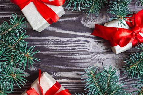 나무 배경에 붉은 활과 전나무 가지가크리스마스 장식의 선물 상자의 프레임 엽서 공간을 복사합니다 플랫 레이 위에서 보기 0명에 대한 스톡 사진 및 기타 이미지 Istock