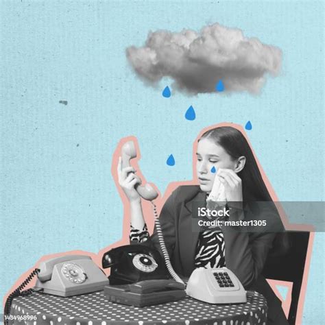 현대 미술품 슬픈 여성은 복고풍 스타일의 전화기로 앉아서 울음을 터뜨렸다 미디어 영향 나쁜 소식 심리학 감정 갈망의 개념 복고풍 디자인 또는 콜라주 합성 이미지에 대한 스톡