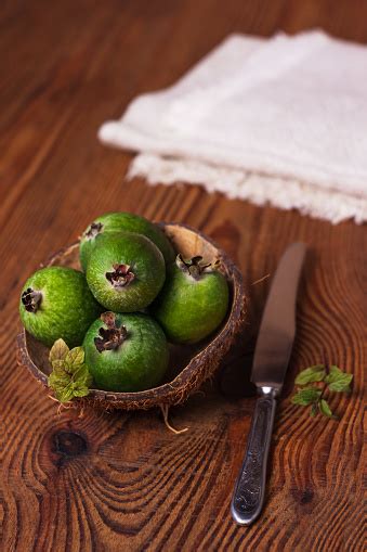 나무 배경에 코코넛 껍질 헐프에 녹색 Feijoa 잘 익은 열대 과일 생 채식 주의 자 식품 비타민 C 복사 공간 0명에 대한