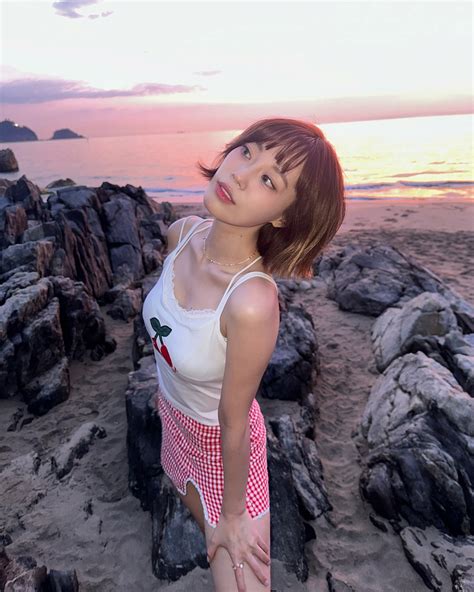 허영지 황홀한 일몰 배경 속 상큼한 매력