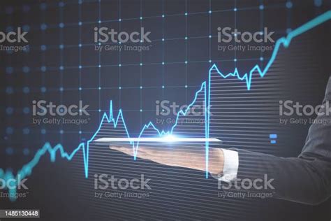 그리드 배경에 파란색 금융 외환 차트가 있는 휴대전화를 들고 있는 사업가의 손을 닫습니다 주식 경제 시장 및 무역 개념 이중 노출 가격에 대한 스톡 사진 및 기타 이미지