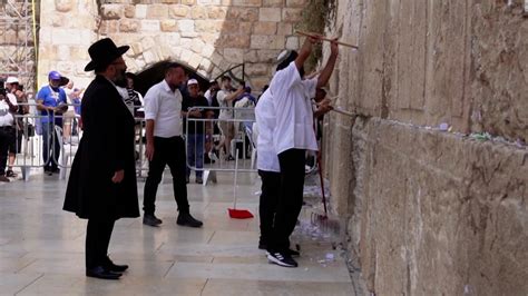Retiran Las Oraciones Que Dejan Visitantes En El Muro De Los Lamentos CNN Video