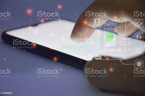 고급 보안이 필요한 스마트 폰 개념 로그인 할 때 암호 사용 가상현실에 대한 스톡 사진 및 기타 이미지 가상현실 개념