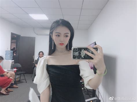 英雄联盟JDG主场馆LPL官方美女主持人饶雨薇曦美照