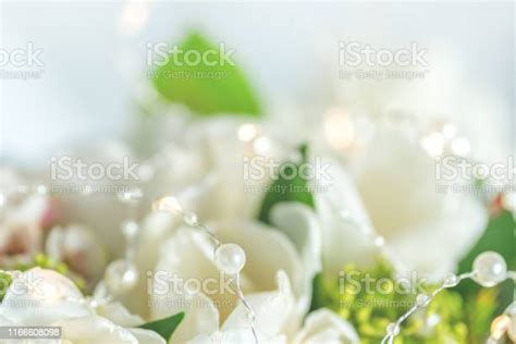 녹색 잎과 다른 장식 꽃 닫아 흰색 튤립의 아름다운 꽃다발 0명에 대한 스톡 사진 및 기타 이미지 0명 3월 개체 그룹