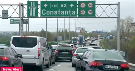 Aglomerație pe drumurile către mare și munte Se circulă în coloană pe