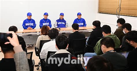 [md포토] 최강야구 몬스터즈에 쏠린 관심