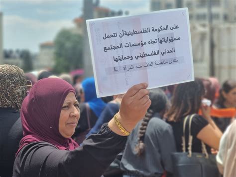 خلال وقفة أمام مقر مجلس الوزراء في رام الله، نظمها منتدى المنظمات