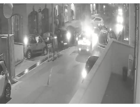 Non Si Ferma Allalt E Si Schianta Contro Auto Della Polizia Espansionetv