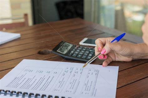 用计算器数的女人高清图片下载 正版图片503984884 摄图网