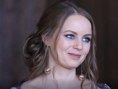 GLAMOUR Szék interjú Dudik Szonja Glamour