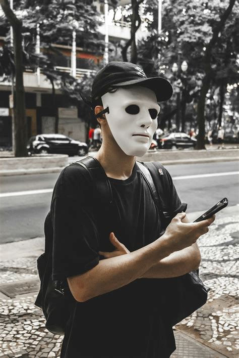 흰색 마스크를 쓴 검은색 크루넥 티셔츠를 입은 남자 사진 Unsplash의 무료 사람 이미지
