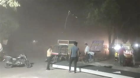 दिल्ली Ncr में बदला मौसम का मिजाज आसमान में छाए बादल बारिश के आसार