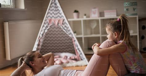 Yo Soy Tu Pequeño Ayudante Niña Ayudando A Mamá En El Ejercicio Foto