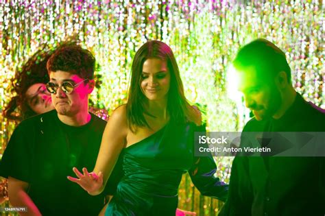 파티 축하행사에서 즐거운 시간을 보내는 젊은이들 클럽에서 모인 친구들 20 24세에 대한 스톡 사진 및 기타 이미지 20 24세 35 39세 공휴일 Istock