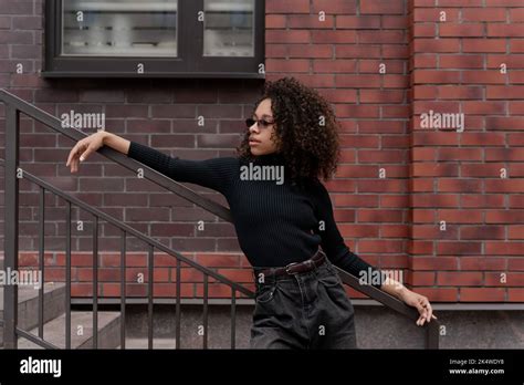 Portrait Dune Belle Fille Avec Des Cheveux Bouclés Debout Contre Le