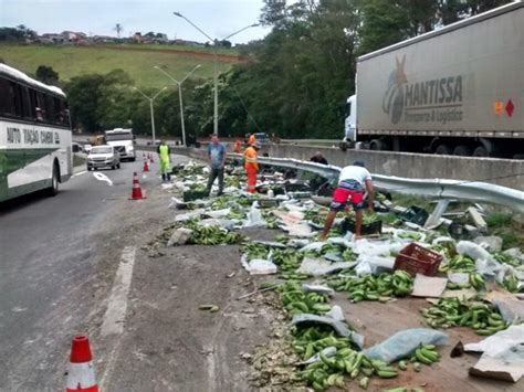 G1 Caminhão Carregado Com Bananas Tomba Na Br 381 Em Itapeva Mg