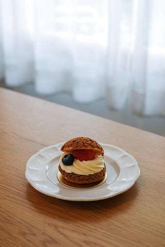 수제 Choux 크림 또는 커스터드 크림과 딸기를 곁들인 크림 퍼프 수제 빵집 개념 슈크림 페이스트리에 대한 스톡 사진 및 기타