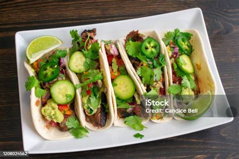 과카몰리와 피코 데 갈로를 곁들인 그릴 측면 스테이크 타코 멕시코 문화에 대한 스톡 사진 및 기타 이미지 멕시코 문화 안창살 스테이크 접시 Istock