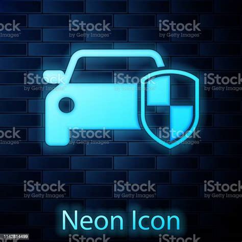 빛나는 네온 자동차 보호 또는 보험 아이콘 벽돌 벽 배경에 고립 자동차 가드 쉴드를 보호 합니다 안전 배지 차량 아이콘입니다 보안 자동 레이블 벡터 일러스트 개념에 대한