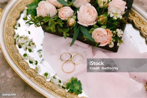 신부와 신랑을위한 두 개의 결혼 반지와 패턴과 분홍색 장미의 꽃다발 트레이에 신부의 약혼 반지 0명에 대한 스톡 사진 및 기타 이미지 Istock