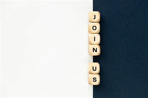 저희와 함께하세요 팀 모집 사업 개념 나무 큐브에 아이콘 화이트 네이비 배경 비즈니스 컨셉 팀워크 공동 프로젝트 초대 공간 복사에 참여하세요 개념에 대한 스톡 사진 및 기타