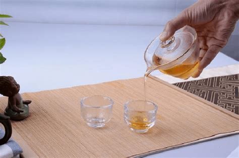 用盖碗泡茶，盖子是掀开还是盖上？茶叶