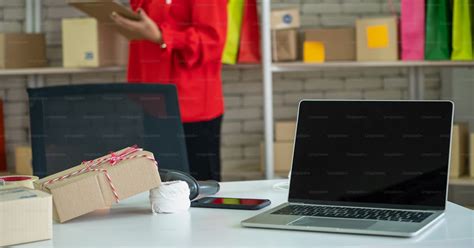 배송 상자 배경에 빈 화면이 있는 노트북 컴퓨터 온라인 소매점 배달 주문 및 고객 서비스의 개념 사진 Unsplash의 홈 오피스 이미지