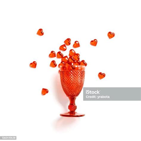 러브 컨셉 빨간 유리 색 와인 잔 주위에 비행 빨간 마음 휴일 인사말 카드 또는 발렌타인 데이에 대한 엽서 14 2 월 흰색 배경에 고립 축제 로맨스 플랫 누워 개념에 대한
