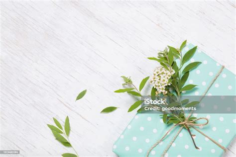 정원 나무 가지와 꽃 장식 생일 선물에 최고 보기 파티를 위한 패킹 선물 꽃 장식과 청록색 종이로 선물을 포장 휴일 개념 플랫