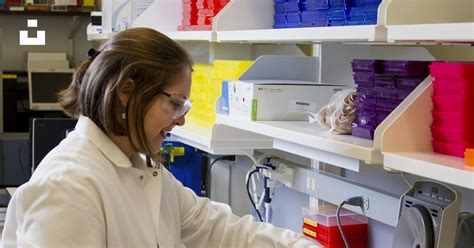 흰색과 파란색 유선 전자 장치를 들고 있는 흰색 코트를 입은 여자 사진 Unsplash의 무료 랩 이미지