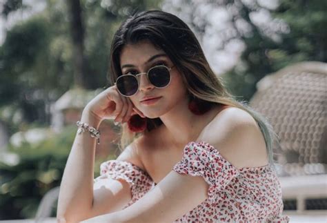 9 Potret Memikat Agatha Valerie Saat Berpose Pamer Bahu