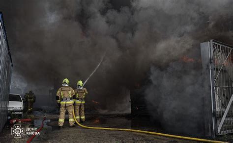 Масштабна пожежа у Києві вогнеборці локалізували займання складів ФОТО Вечірній Київ