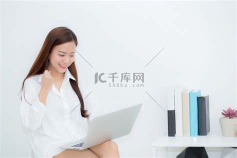 美丽的肖像快乐的亚洲年轻女性使用笔记本电脑工作高清摄影大图 千库网