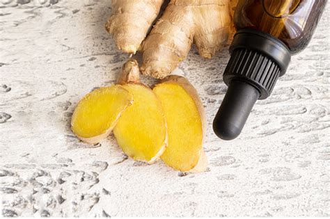 유리 병에 에센셜 생강 오일과 복사 공간이있는 가벼운 콘크리트 배경에 생강 뿌리 대체 건강 관리 및 웰빙을 위한 개념 건강관리와 의술에 대한 스톡 사진 및 기타 이미지