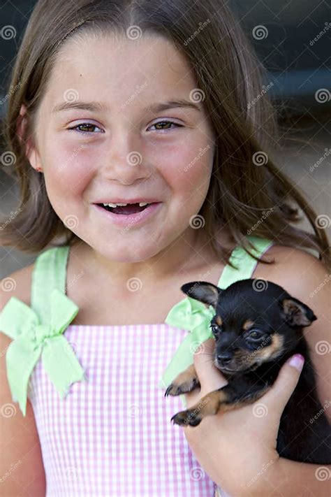 Chica Joven Con El Perrito Foto De Archivo Imagen De Cierre 11080762