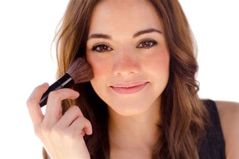 Cómo aplicar rubor según la forma de tu rostro idbelleza