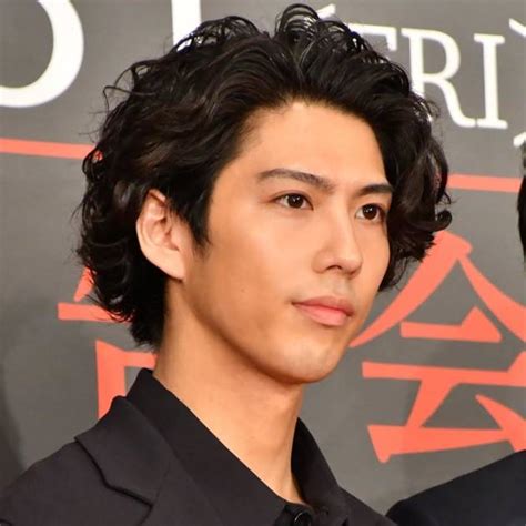 賀来賢人、カーネル・サンダースに扮した白スーツshotに反響「カッコいい！」「お似合いです」 E Talentbank Coltd