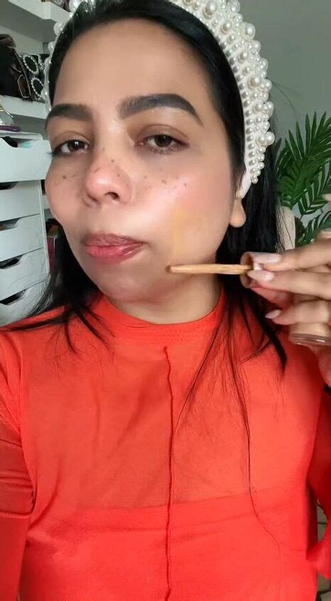 How I Give Myself Fake Freckles Upstyle