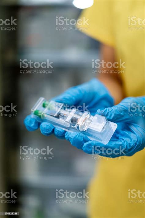 주사기 손에 의료 주사 바늘이있는 의학 플라스틱 예방 접종 장비 간호사 또는 의사의 손 액체 약물 병원에서 건강 관리 간호사에 대한 스톡 사진 및 기타 이미지 Istock