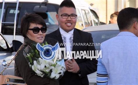 Ааваасаа том биетэй жүжигчин залуу