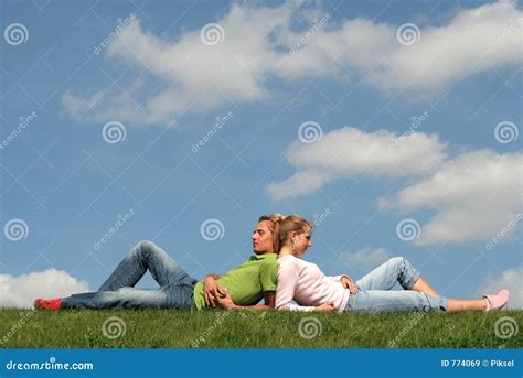 Paar Dat Op Het Gras Ligt Stock Afbeelding Image Of Jongen 774069