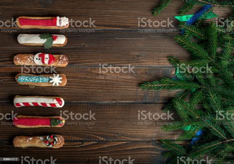 Eclairs 그리고 나무 배경에 나무입니다 크리스마스와 새 해의 개념 0명에 대한 스톡 사진 및 기타 이미지 0명 갈색
