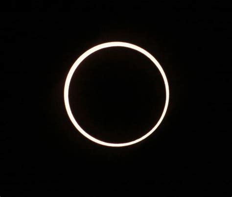 太陽の手前に月が重なり、太陽が金色のリング状に光って見：金環日食 写真特集：時事ドットコム